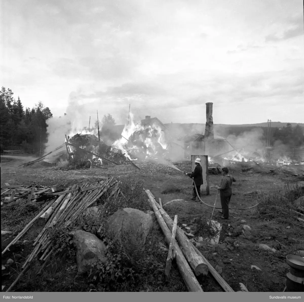 En ladugård i Töva brinner ner till grunden. - Sundsvalls museum ...