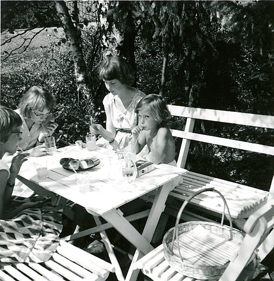 Saft i bersån, nu igenvuxen. Britta Molin, Ann Madgård, Karin Molin som ...