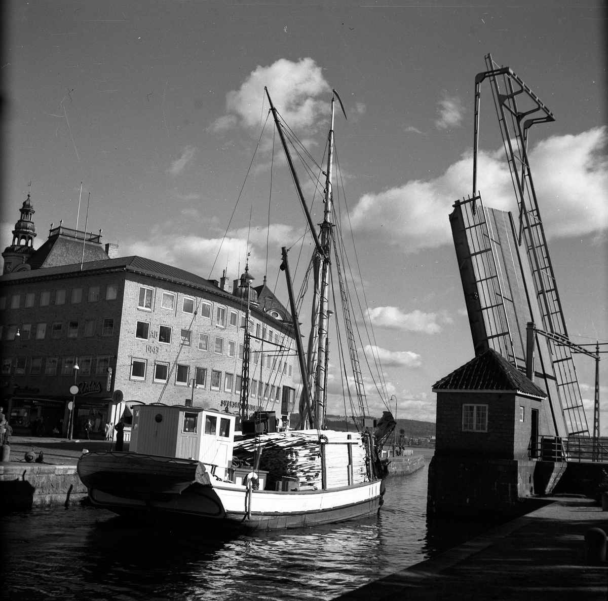 Fartyget "Anna av Rödesund" passerar genom kanalen mellan Vättern och ...