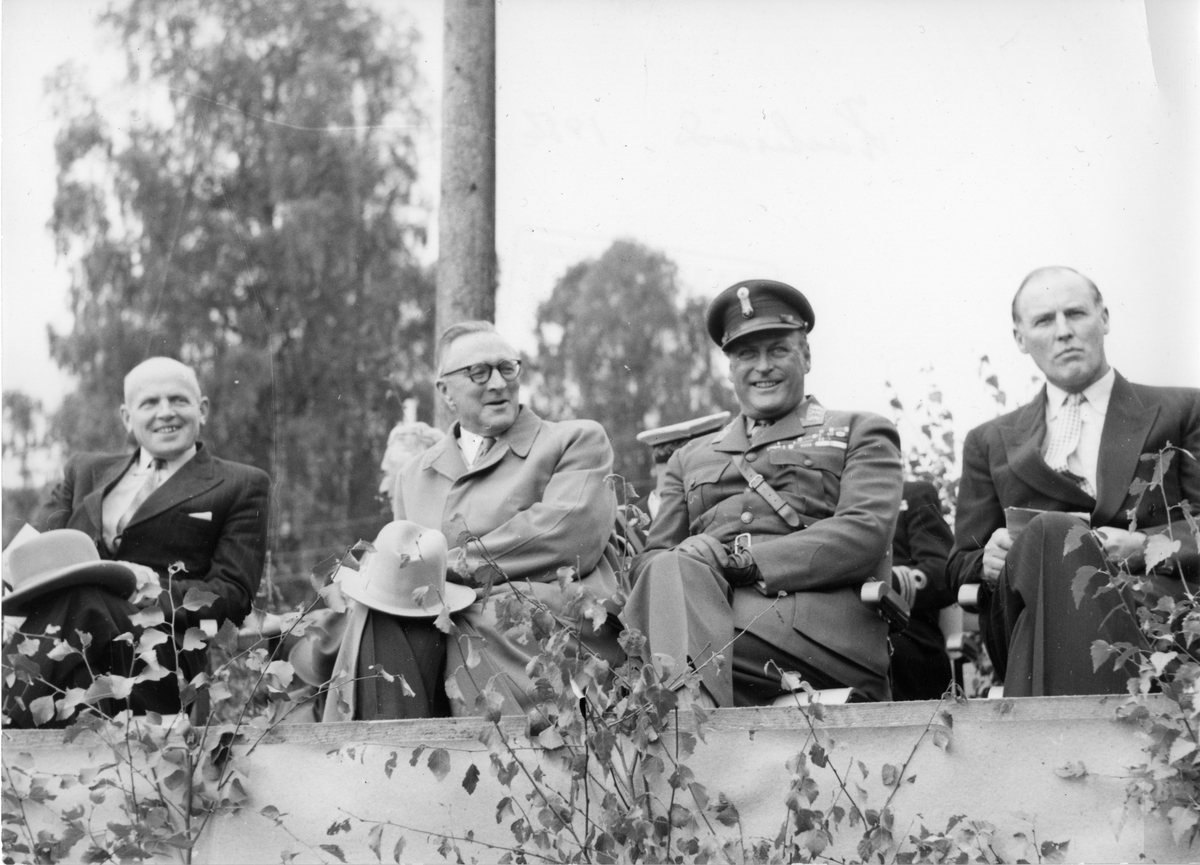 Ordførar Landsverk, landbruksminister Løbak, Kronprins Olav og ...