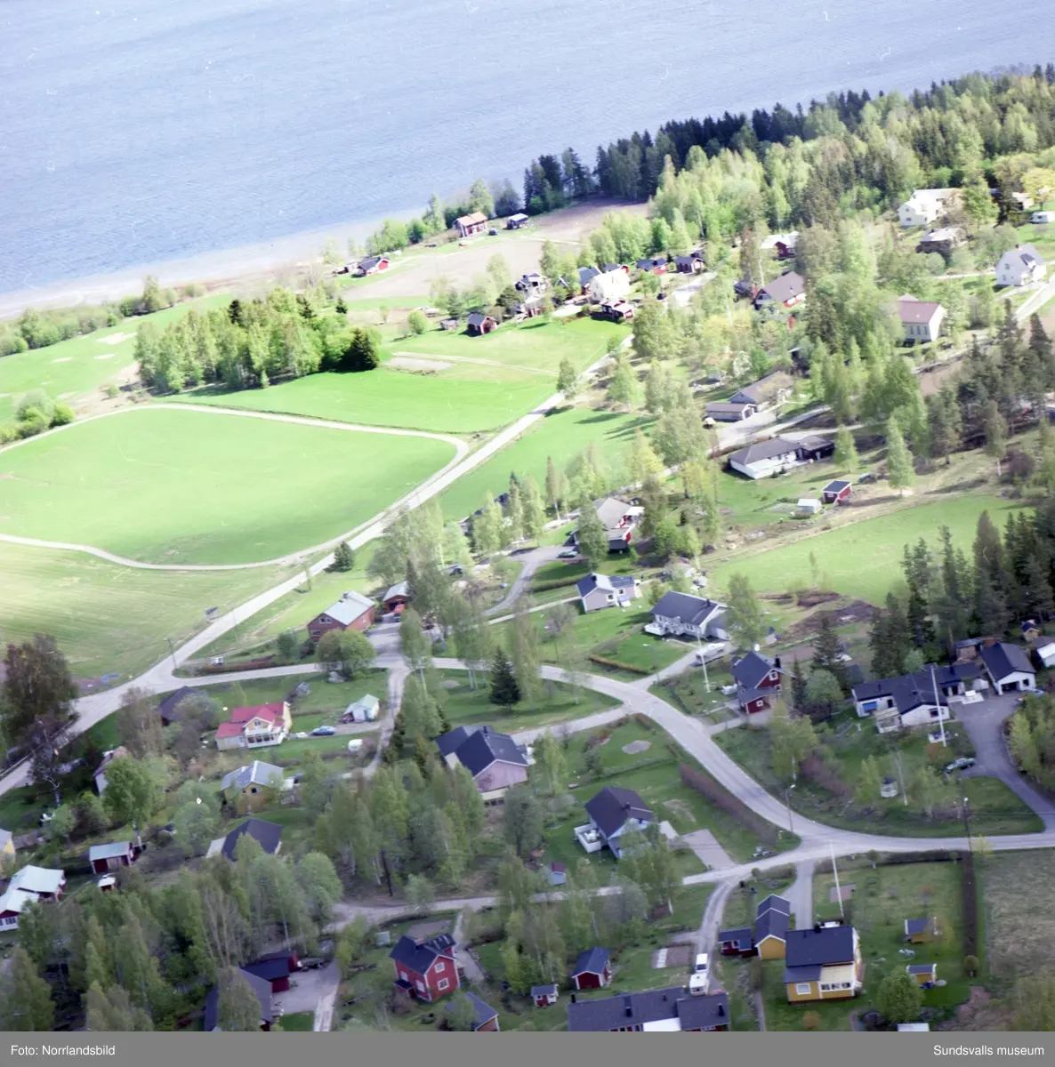 Flygfoton över Eriksdal på norra Alnö. Villor och ängsmark ned mot ...