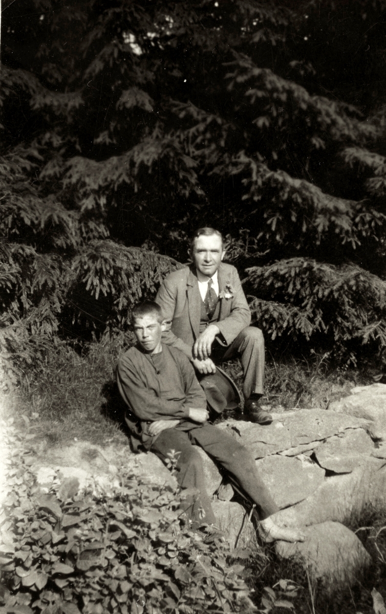 Carl Krantz (1880 - 1956) och eleven Filip sitter utomhus omgiven av ...