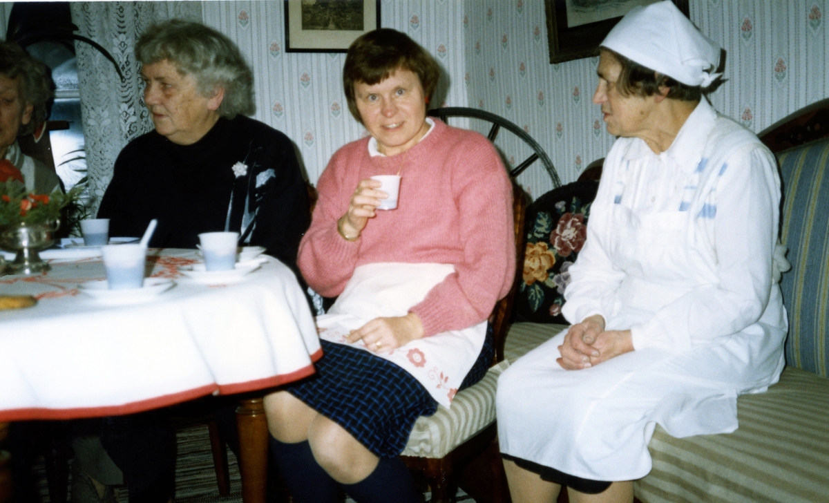 Kaffe efter brödbak i Hembygdsgården Långåker 1:3, 1980-tal. Från ...