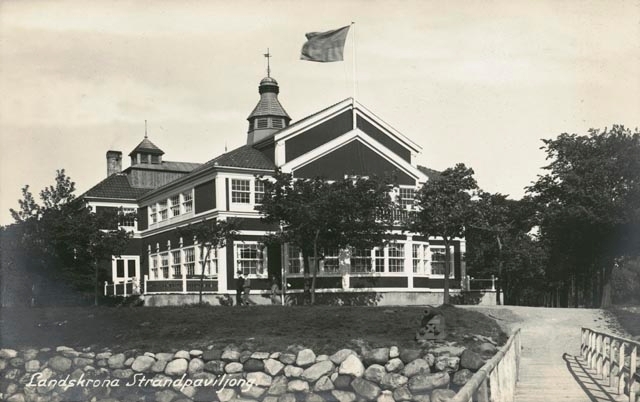 Strandpaviljongen sedd från bryggan till badhuset. Vykort - Landskrona ...