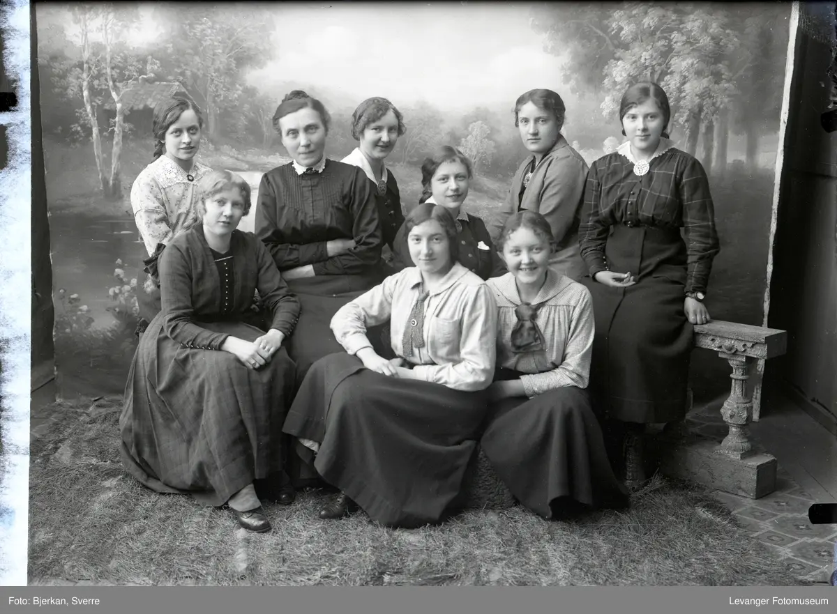 Gruppebilde av kvinner, husflidsskole - Levanger Fotomuseum ...