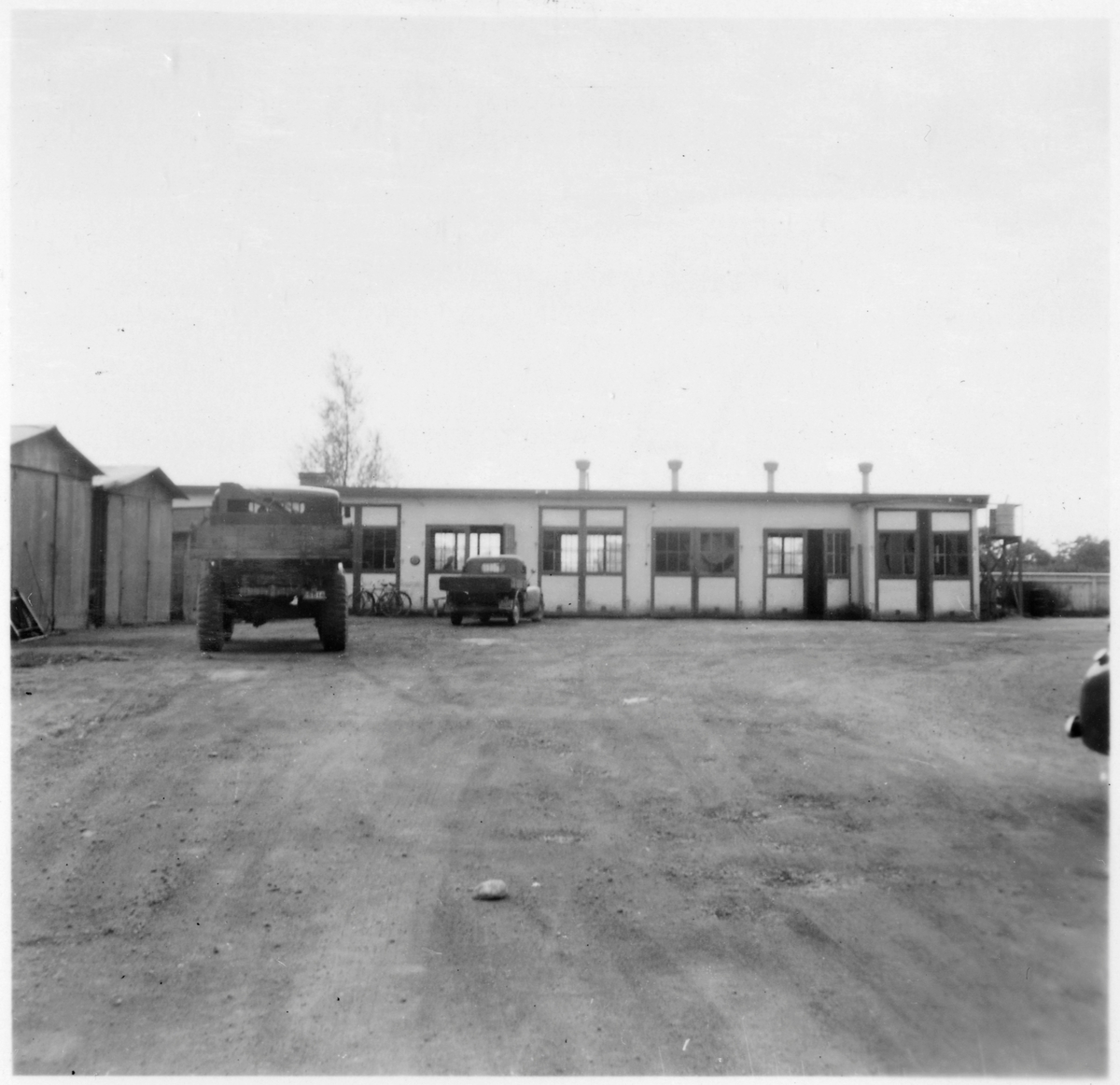 Vägstation E5, Vadstena. Garagebyggnad. På garageplan lastbil och ...