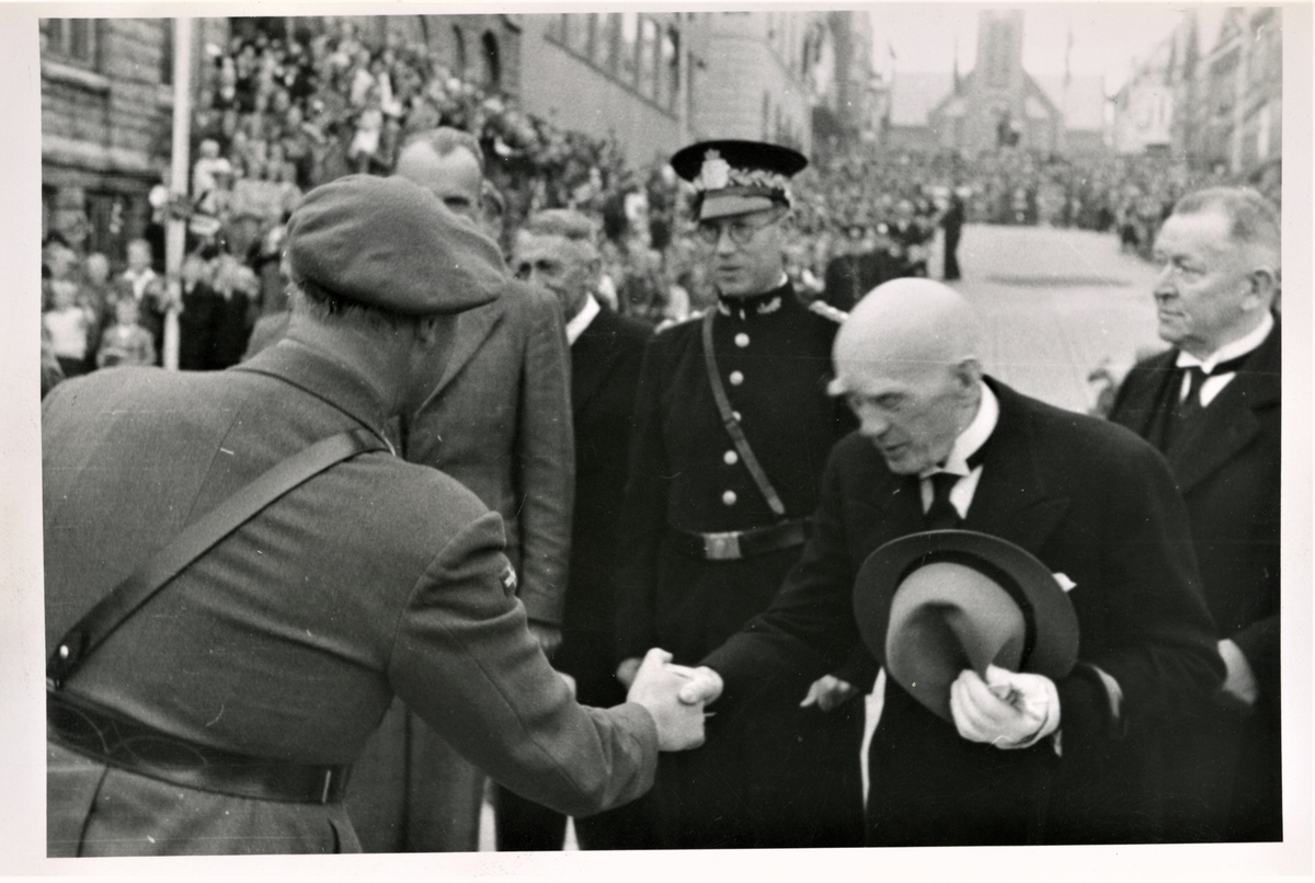 Forsvarssjefen Kronprins Olav kom til Haugesund på offesielt besøk ...