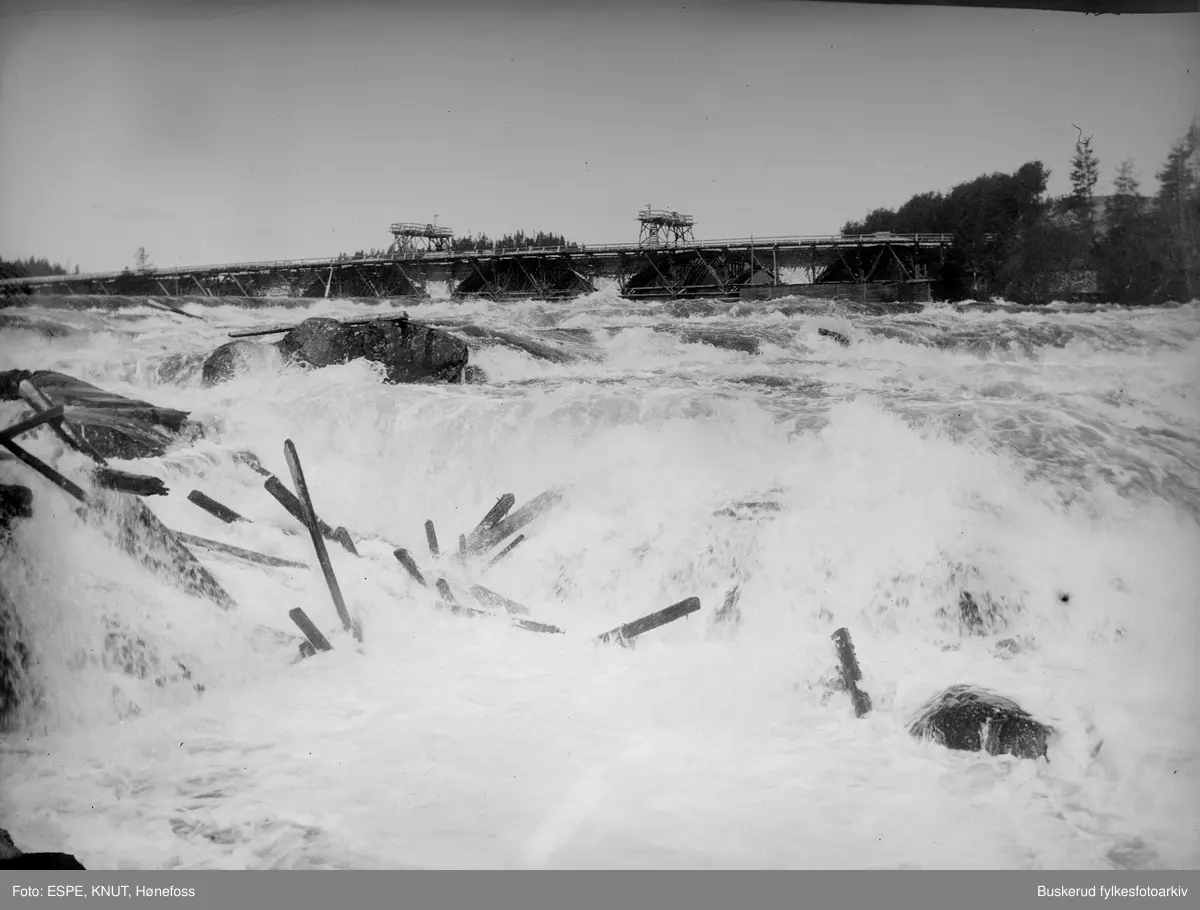 Bygging av jernbanebrua over Hønefossen.Begna bru eller «Begnabrua» som ...