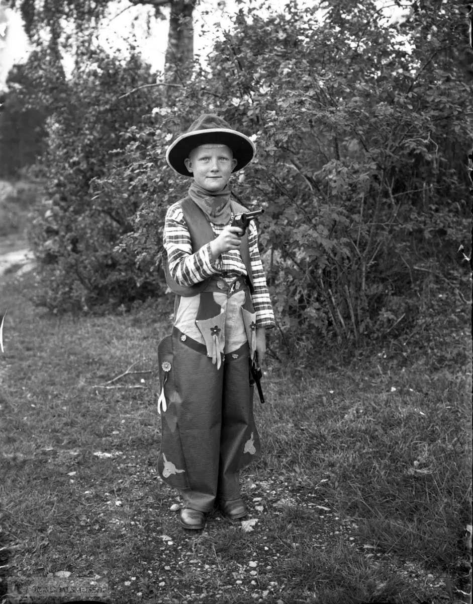 Alf-Erik Birkeland utkledd som cowboy. - Romsdalsmuseet / DigitaltMuseum