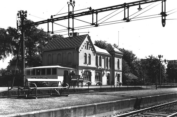 Exteriörbild av Tvååkers järnvägsstation och perrong från spårsidan. På ...