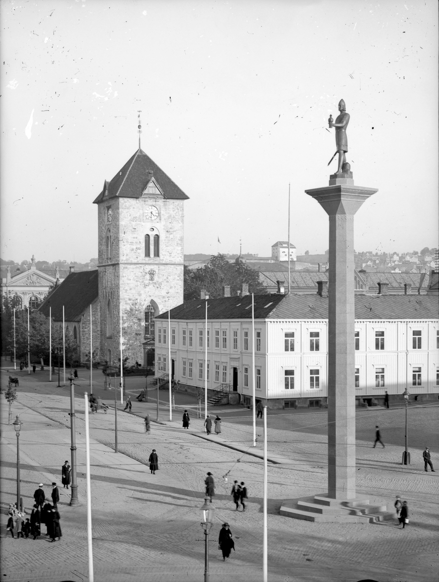 Olav Tryggvason-statuen på Torget i Trondheim - Sverresborg Trøndelag ...