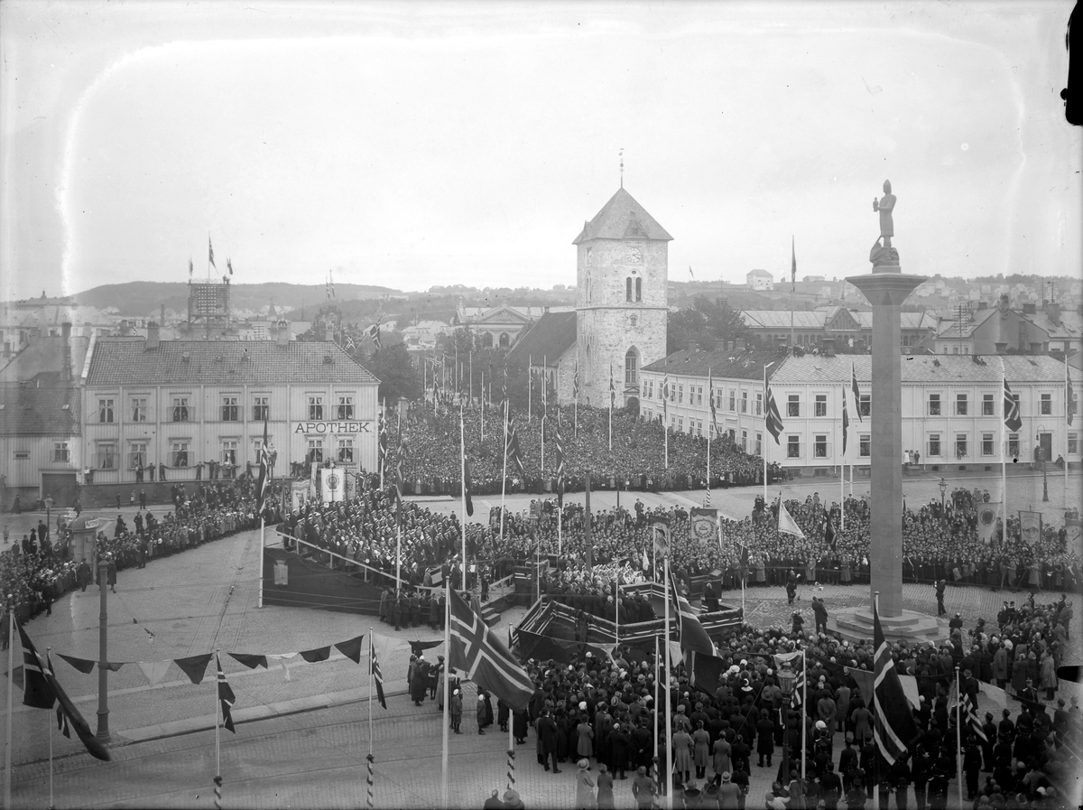 Avsløringen av Olav Tryggvason-statuen på Torget i Trondheim 18. 09 ...