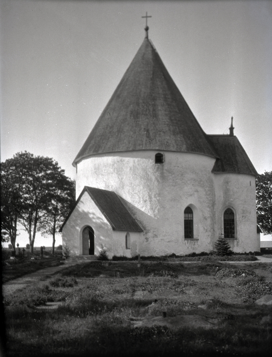 Hagby kyrka, exteriör. Hagby är en av Sveriges åtta bevarade rundkyrkor ...