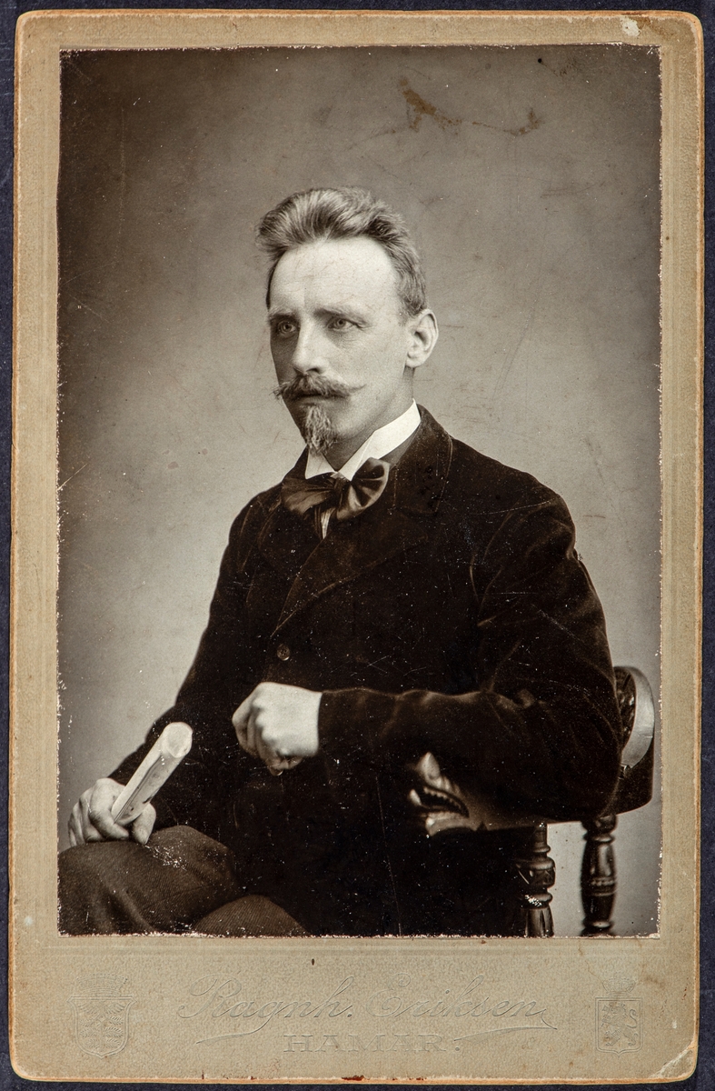 Portrett av fotograf Oscar Løberg, sønn av Johan og Olea Eriksen. Oscar overtok fotoatelieet i ...