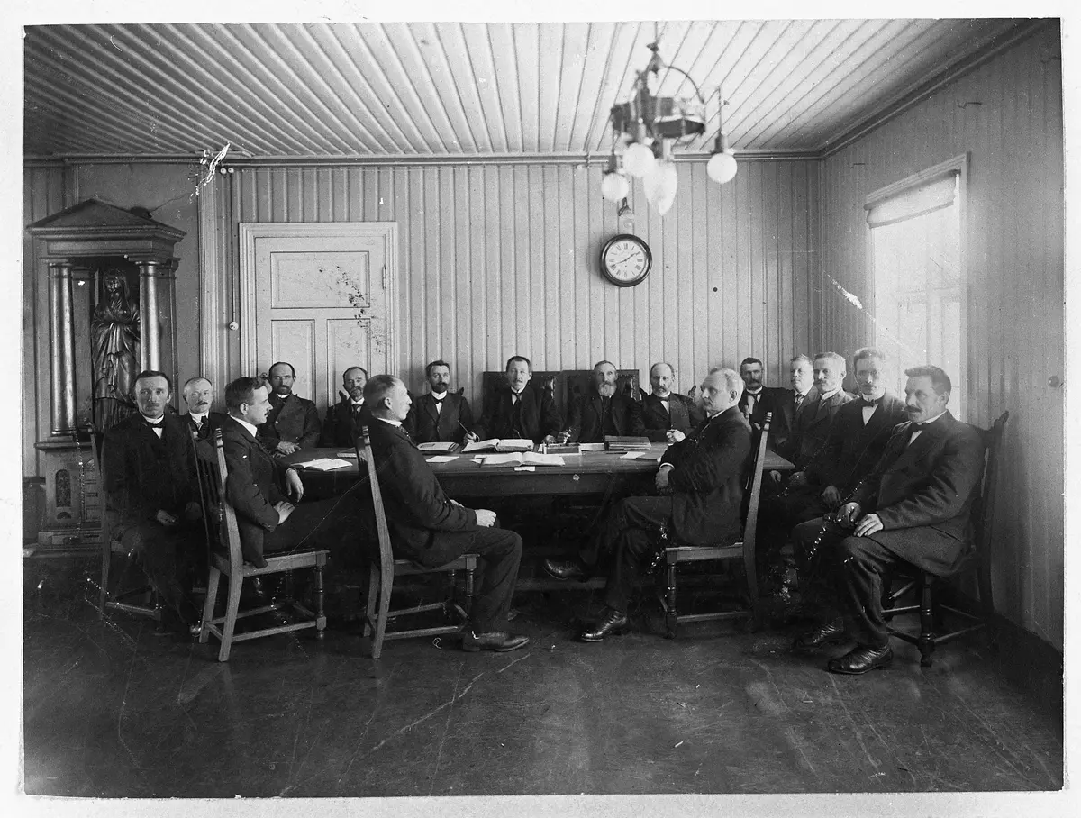 Fattigstyret i Østre Toten 1917. Bilde tatt i salen på Hoff ...