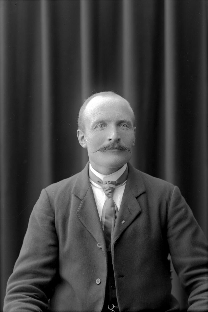 A E Englund; Ingår i porträttsamlingen från Knut Wallins ateljé ...