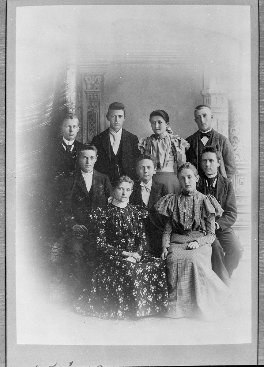 Avgangsklassen ved Elverum middelskole sommeren 1897. Stående fra ...