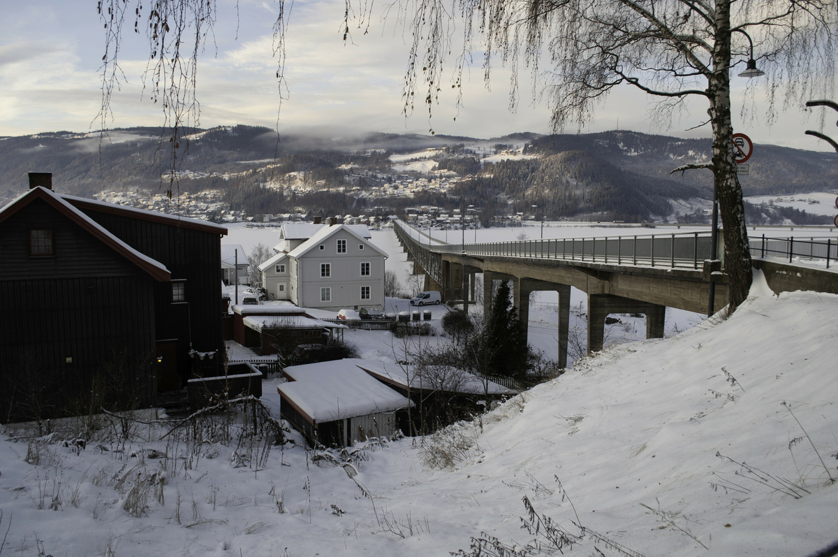 Deler av Berget og Vingnesbrua. Det brune huset er Sundgata 8 og det ...