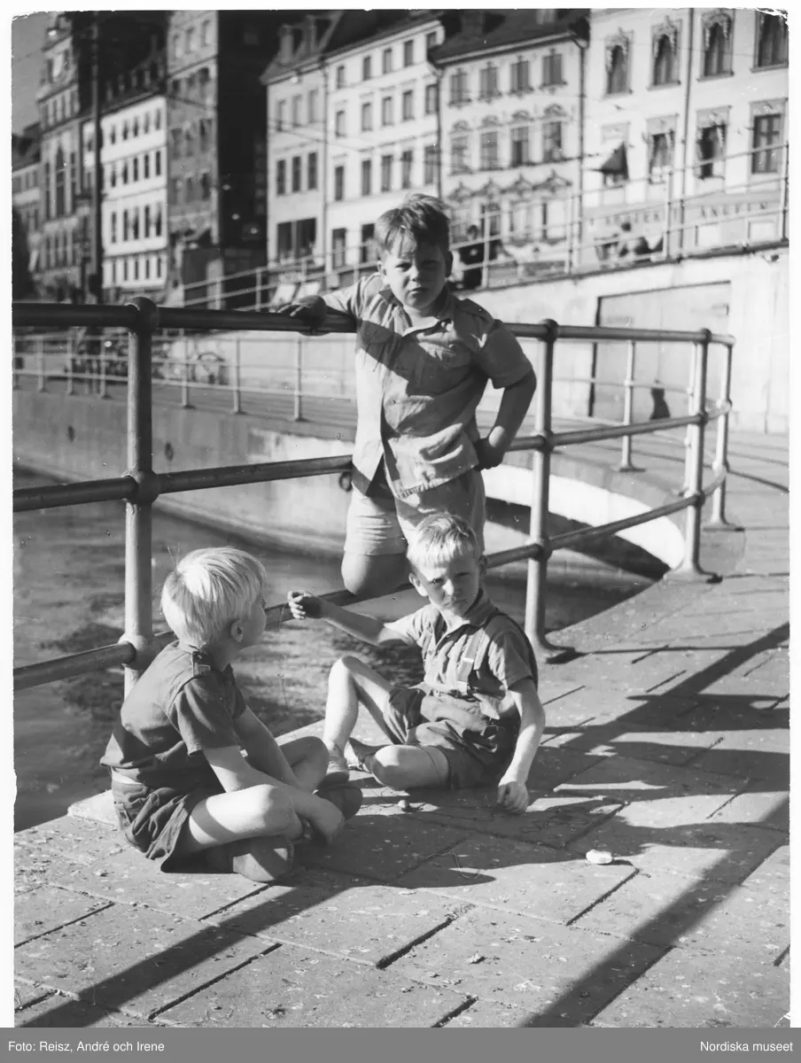 Stockholm. Barn på en av Stockholms broar. - Nordiska museet ...