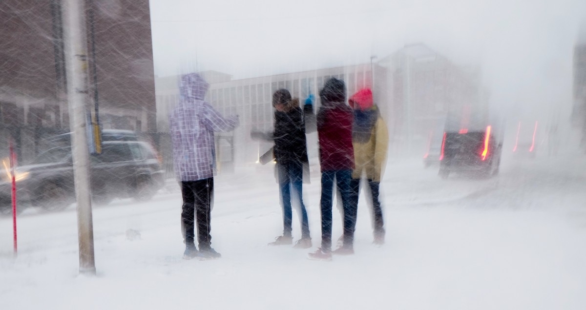 Ungdom i snøkov på torget. Forsmak på uvær i Narvik sentrum ...