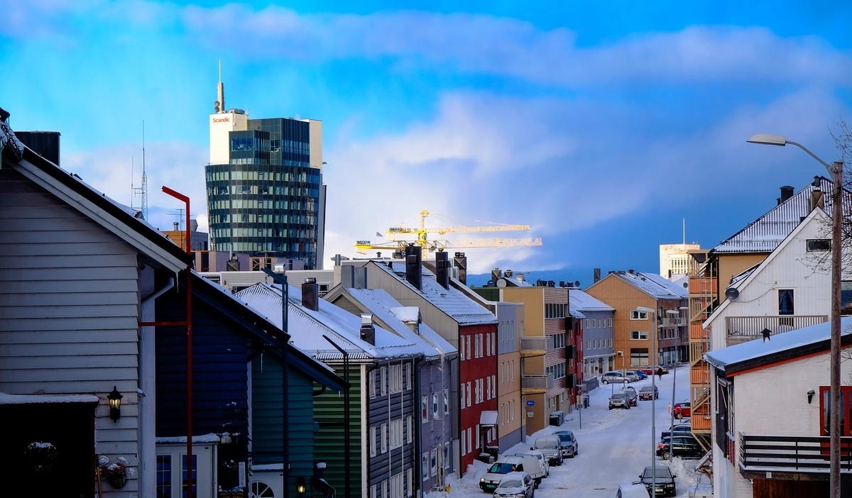 14. februar 2015 og sola endelig tilbake. Her og der. To byggekraner ...