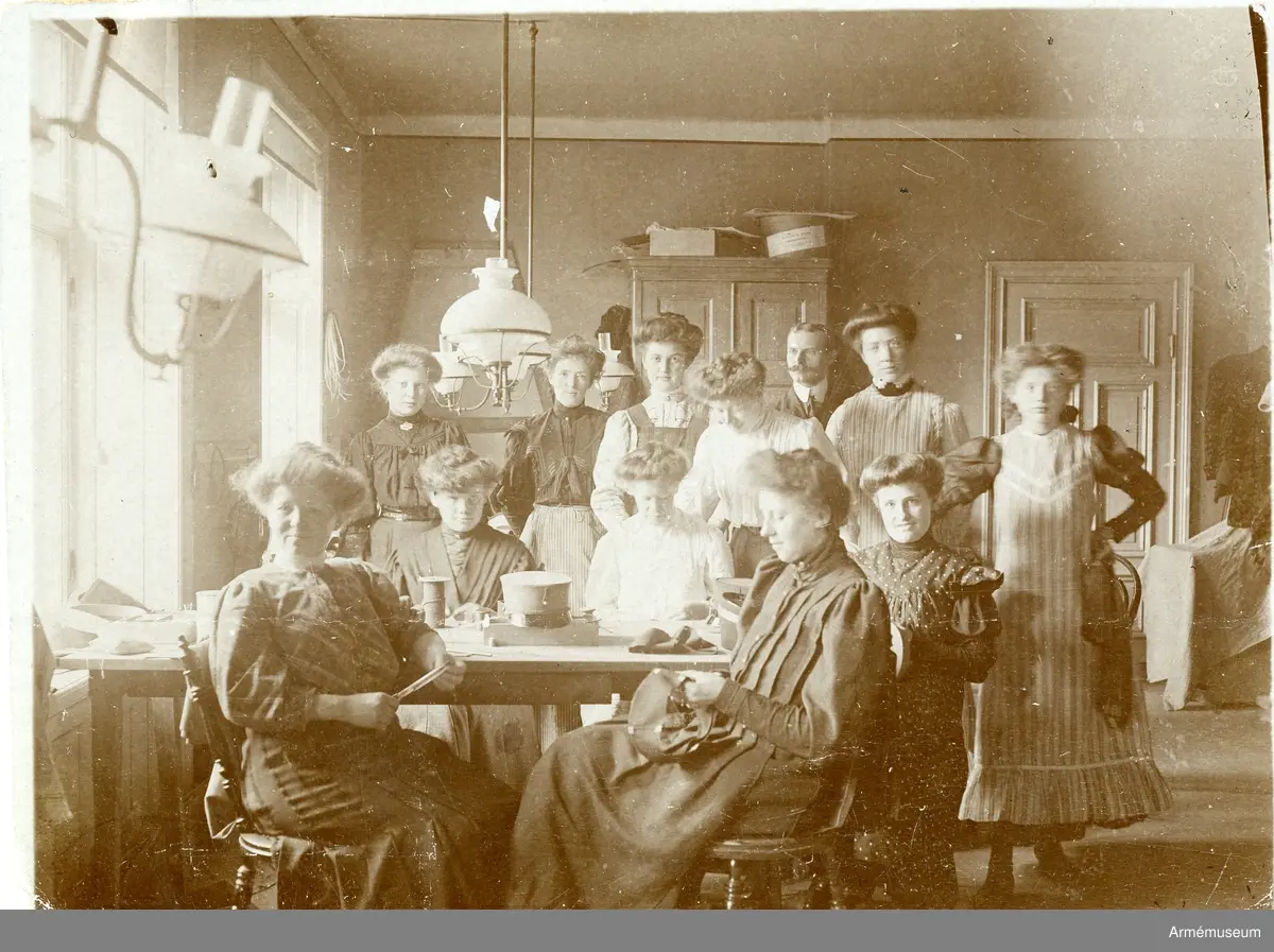 Interiör från Militär-Ekiperings Aktiebolaget (MEA):s mössverkstad ...