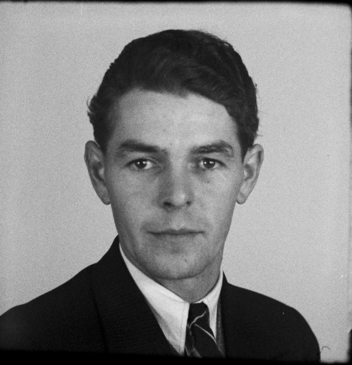 Ateljéporträtt - Harry Eriksson från Forsmark, Uppland 1937 ...