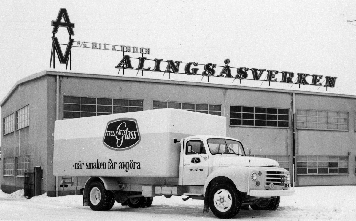 Bilden visar en lastbil tillhörande Trollhätte glass som står parkerad ...