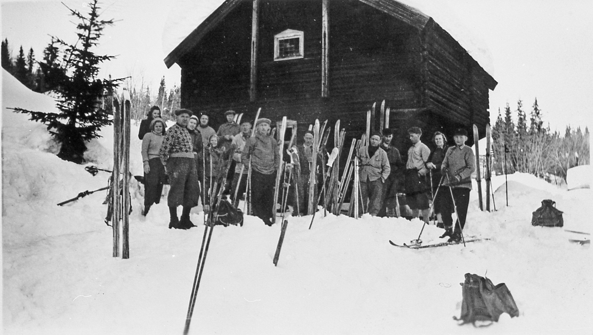 Prestfoss sangkor på skitur. Ved Nedre Fjøslia i Rollag, 1951. - Sigdal ...