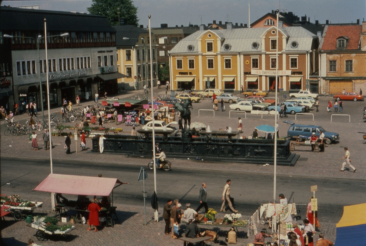 Stora Torget, Linköping med statyn Folke Filbyter - Linköpings ...
