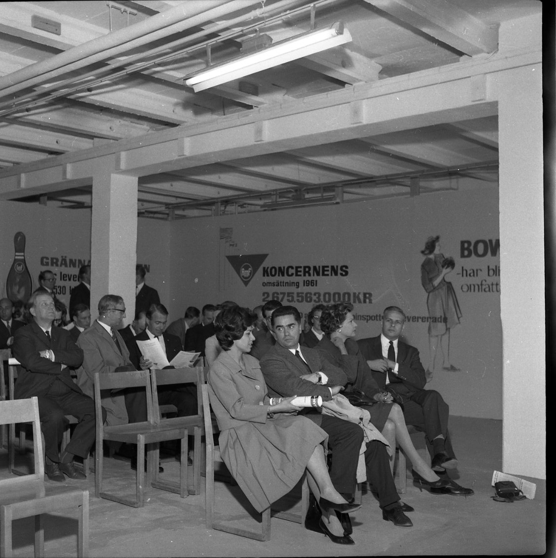 AMB Bowling i Gränna håller möte i en vitkalkad lokal med vita pelare ...