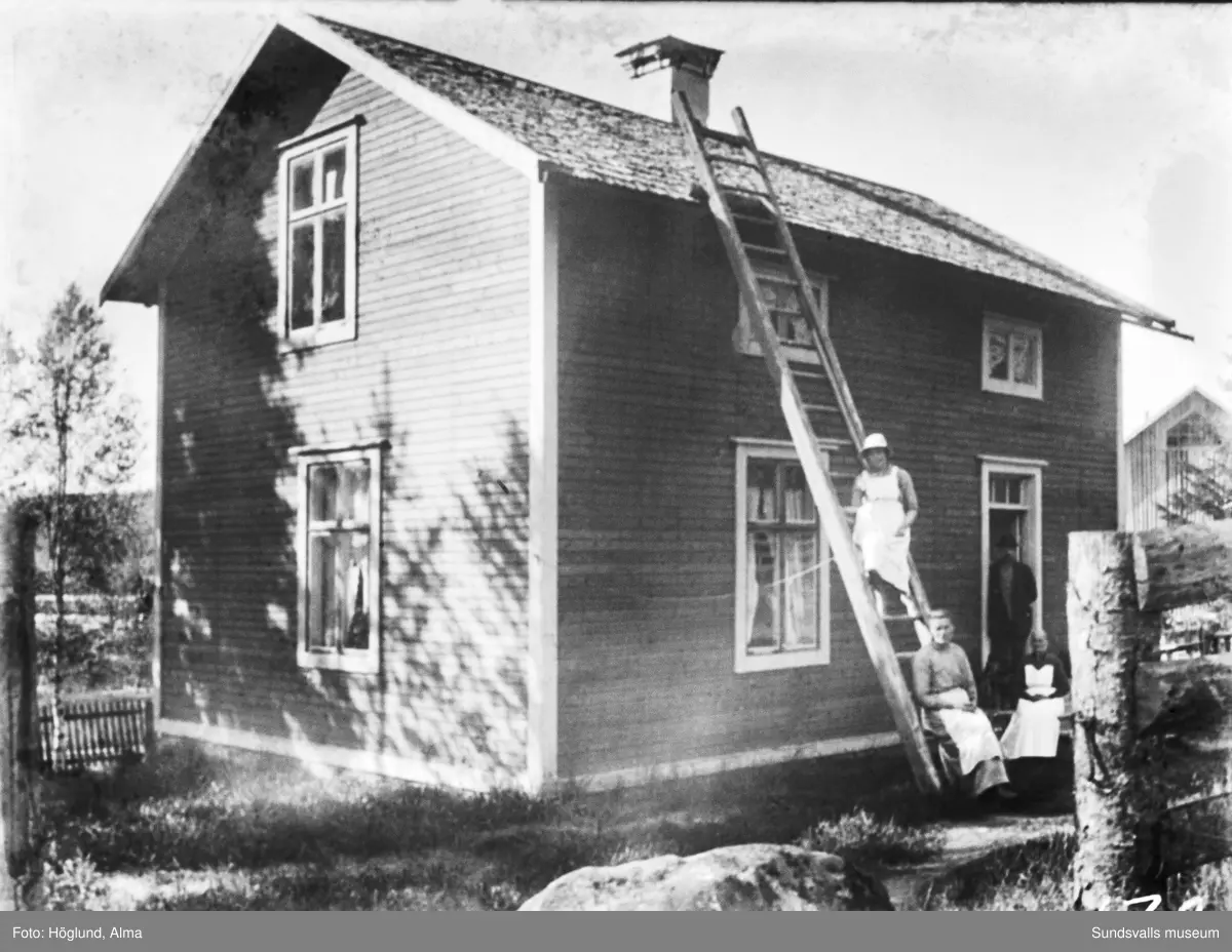 Julius Abrahamssons gård i Fanbyn. På bilderna syns Julius, hans mor ...