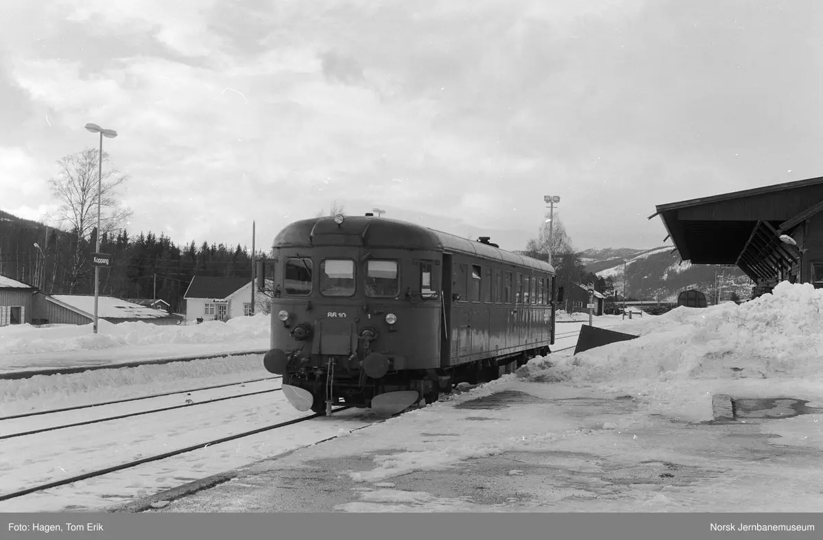 Dieselmotorvogn BM 86 10 med skoletoget til Tynset på Koppang stasjon ...