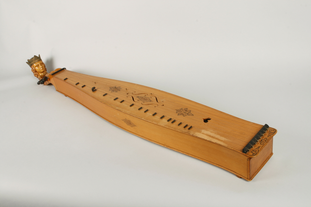 Langeleik - Ringve Musikkmuseum / DigitaltMuseum