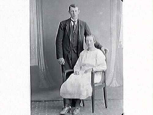 Parporträtt beställt av Emma Hellgren i Fotskäl. Hon sitter och han ...