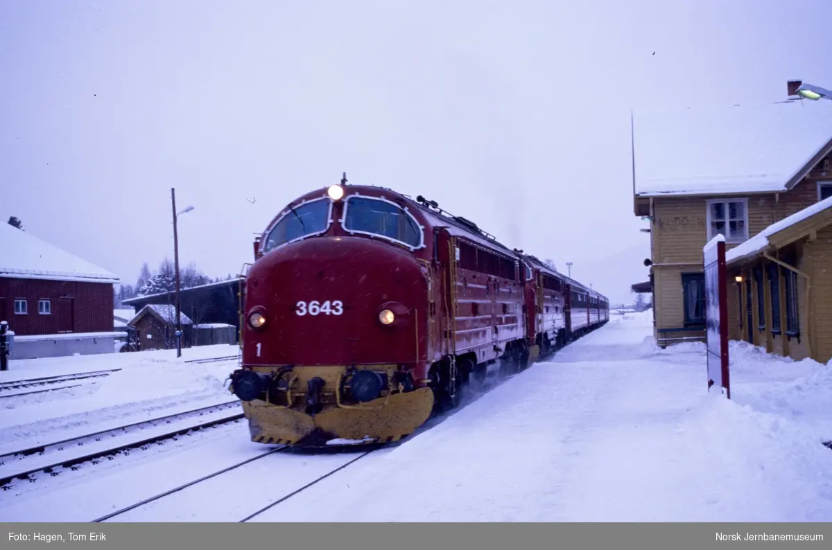 Diesellokomotiv Di 3 643 som ekstra forspannlokomotiv og Di 3 som ... Diesellokomotiv Di 3 643 som ekstra forspannlokomotiv og Di 3 som ...