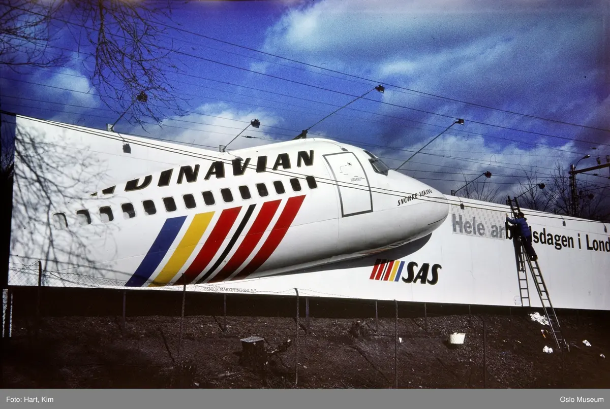 SAS-reklame ved Lysaker stasjon. - Oslo Museum / DigitaltMuseum