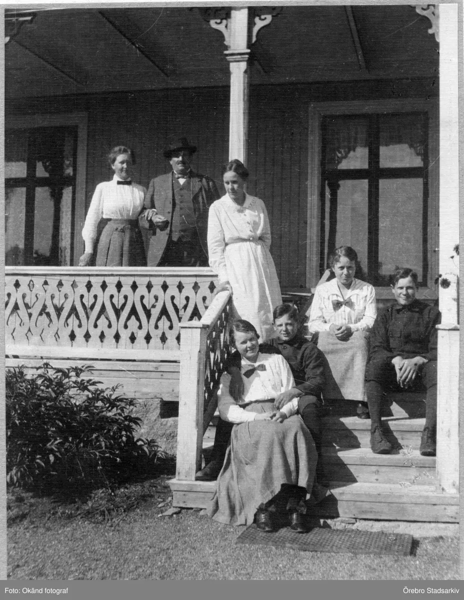 Familj på verandan på Bergslagsgatan 5 B i Nora, 1920-tal - Örebro ...