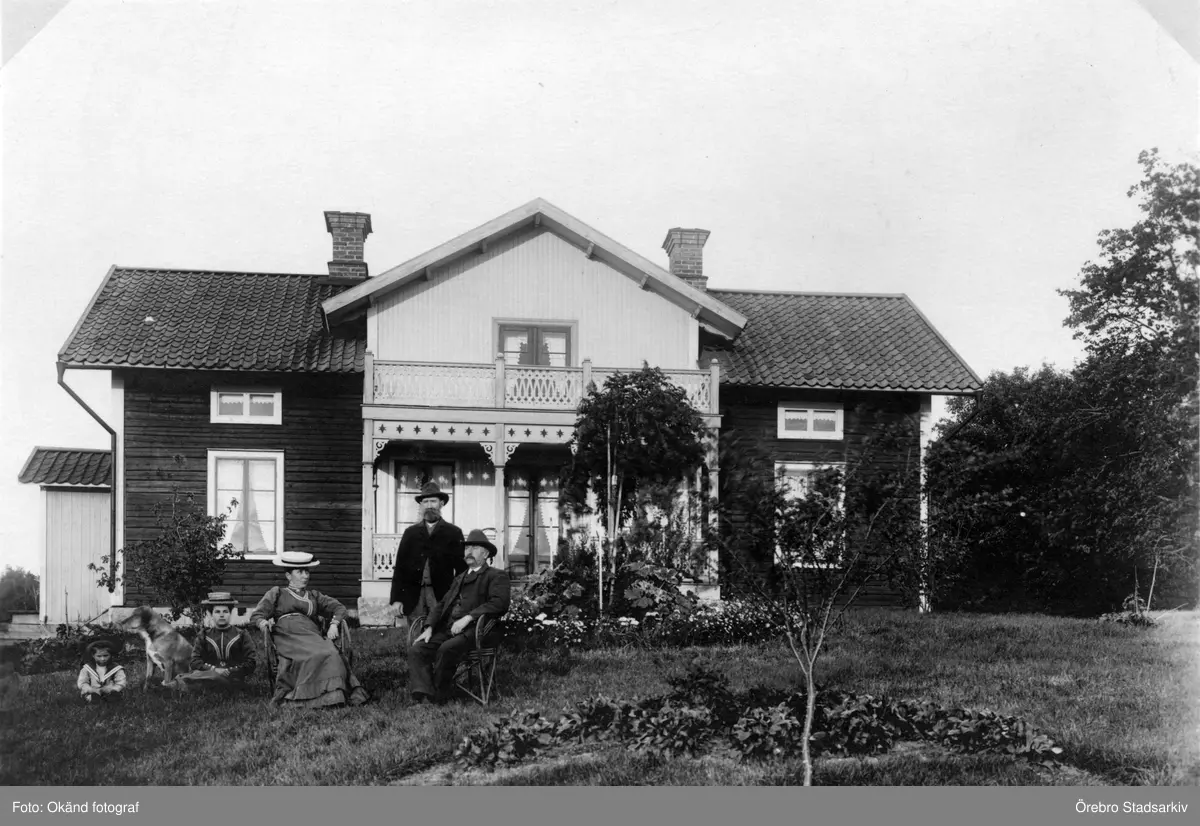 Familj i trädgården i Husby, Nora, 1907 - Örebro Stadsarkiv ...