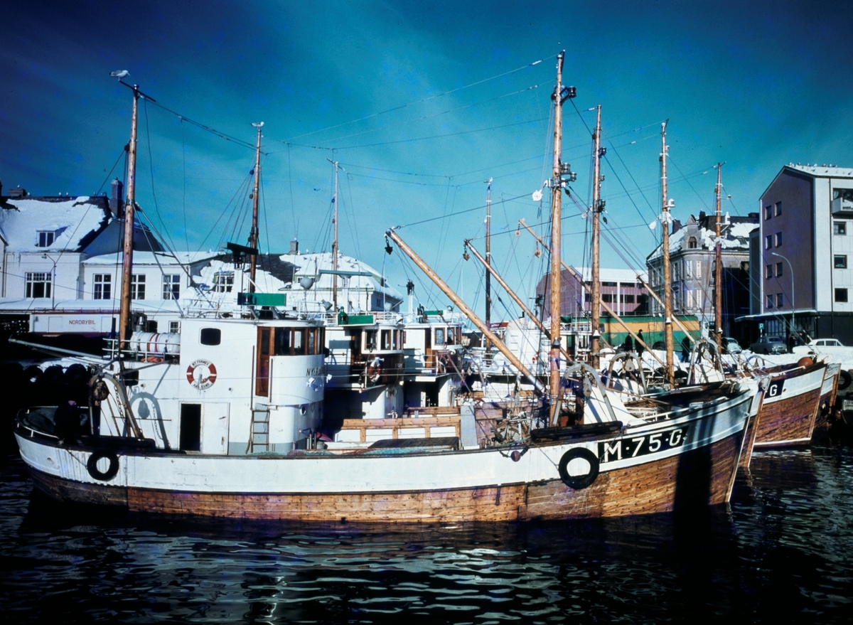 Fiskebåt i havn - DEXTRA Photo / DigitaltMuseum