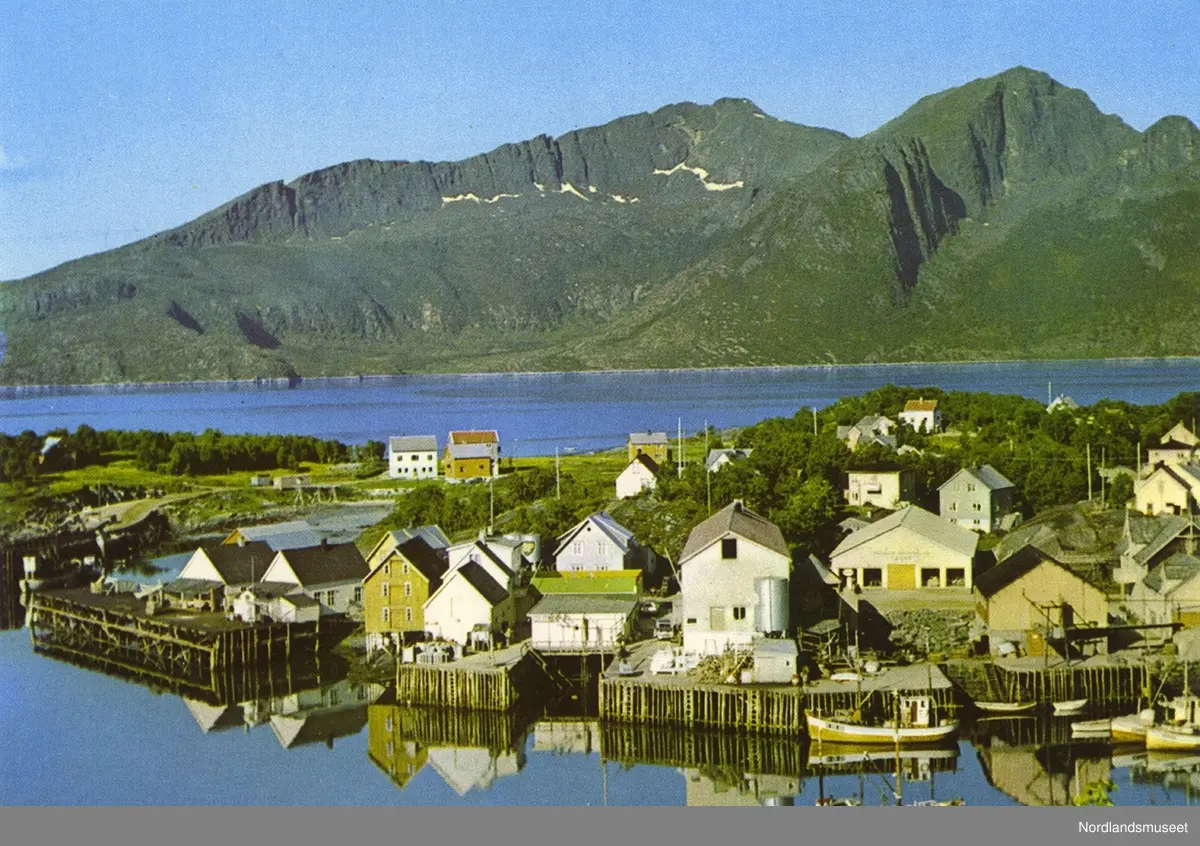 Prospektkort av tettstedet Skutvik. Flyfoto. Kaianlegg med brygger ...