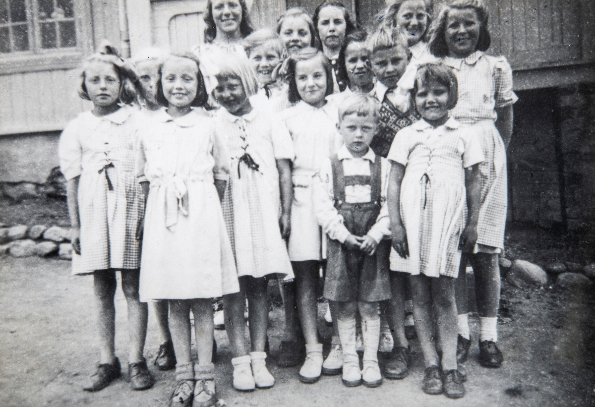 Gruppebilde fra Stange Barnehjem, Lundby i 1946. 1. rekke fra venstre ...