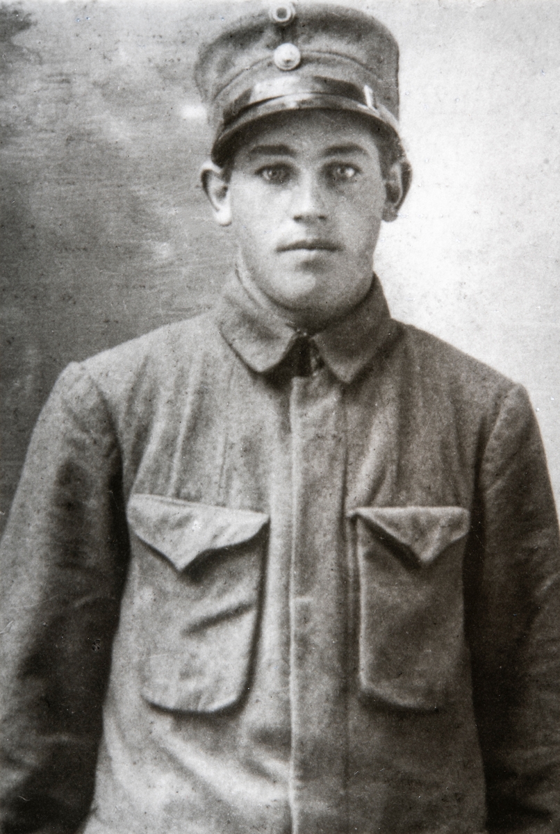 Portrett ung mann i militæruniform. Eivind Hagen (1901-1990). Eivind er ...