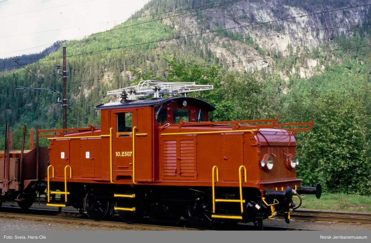 Elektrisk lokomotiv El 10 2507 på Støren stasjon, underveis til Norsk ...
