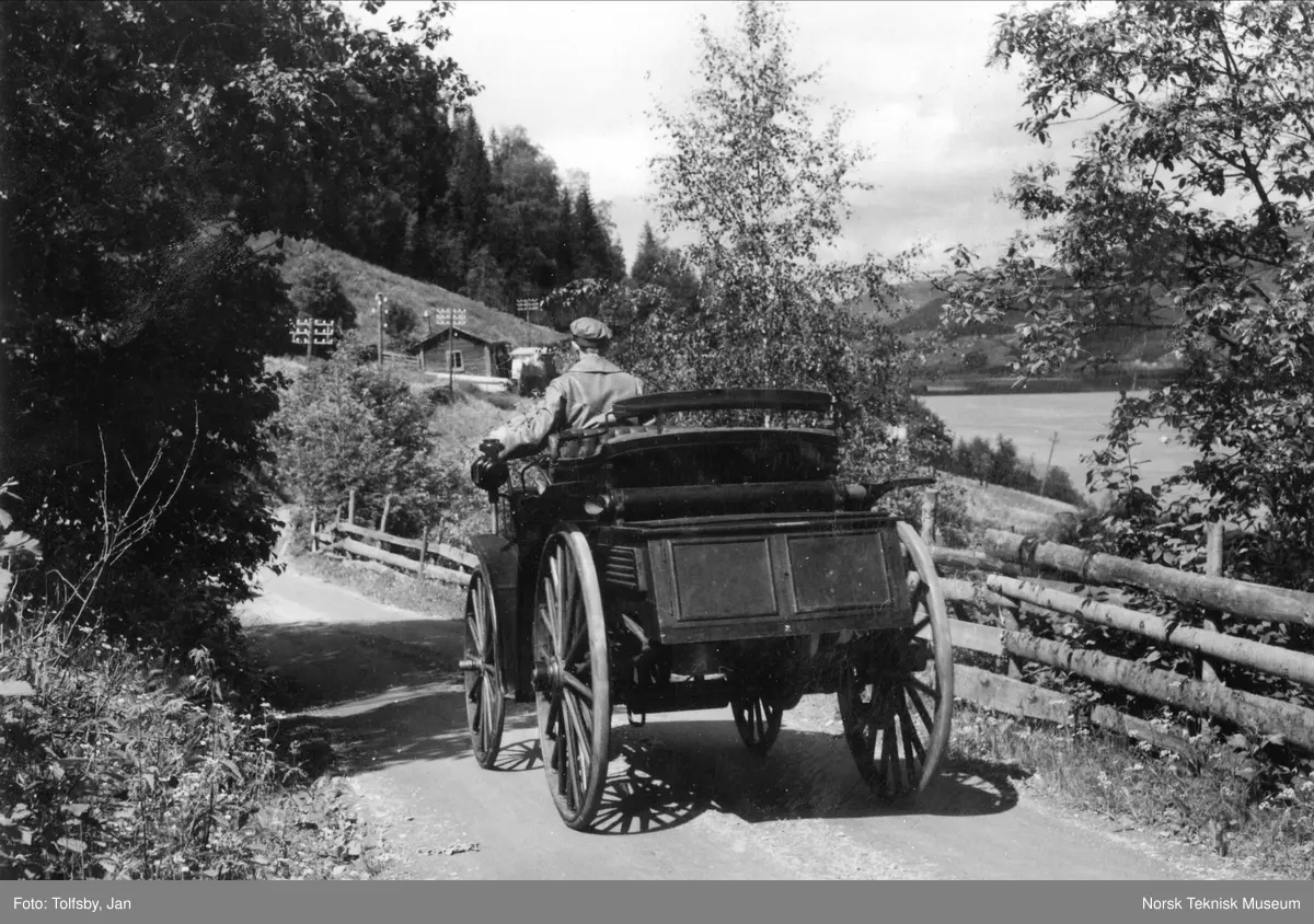 Benz 1895 : Norges første bil fotografert med Torleif Lindtveit bak ...