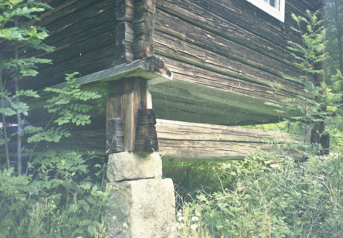 Fem bilde frå eit tun med stue og lite uthus - Bø Museum / DigitaltMuseum