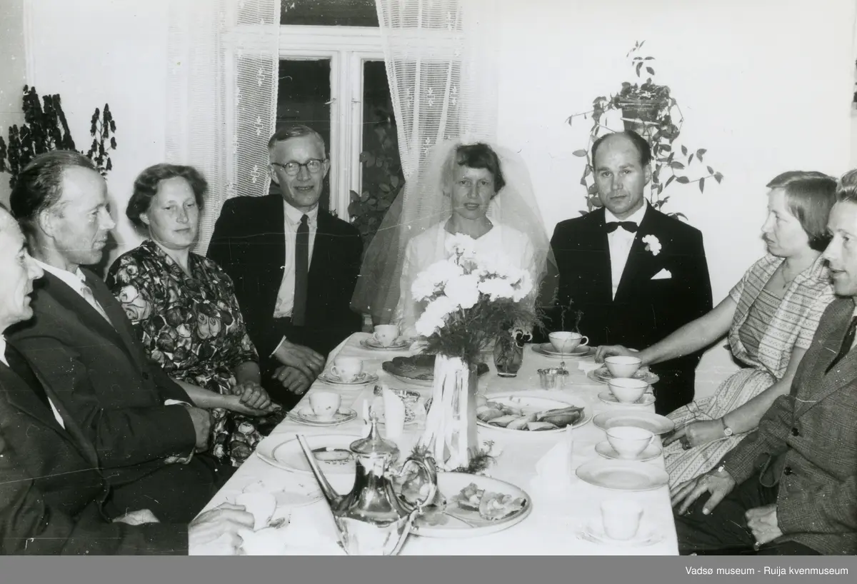 Bryllupsfeiring av Hilda Methi og Otto Hildonen i Vadsø. Fra venstre ...