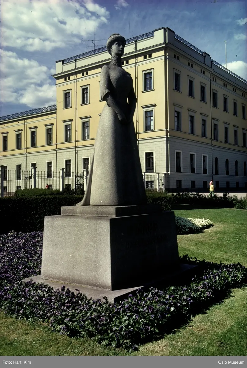 Dronning Maud-statuen ved Slottet. - Oslo Museum / DigitaltMuseum