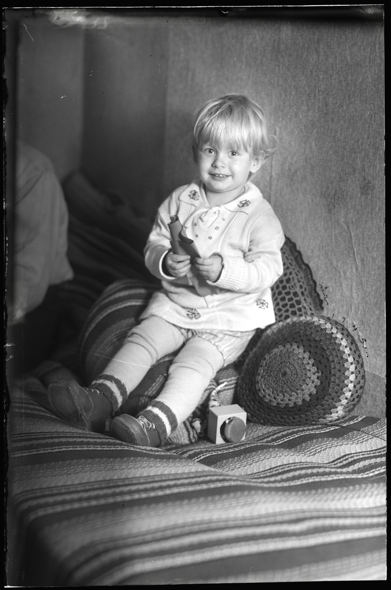 Inga-Britt Fahlström som barn - Västergötlands museum / DigitaltMuseum