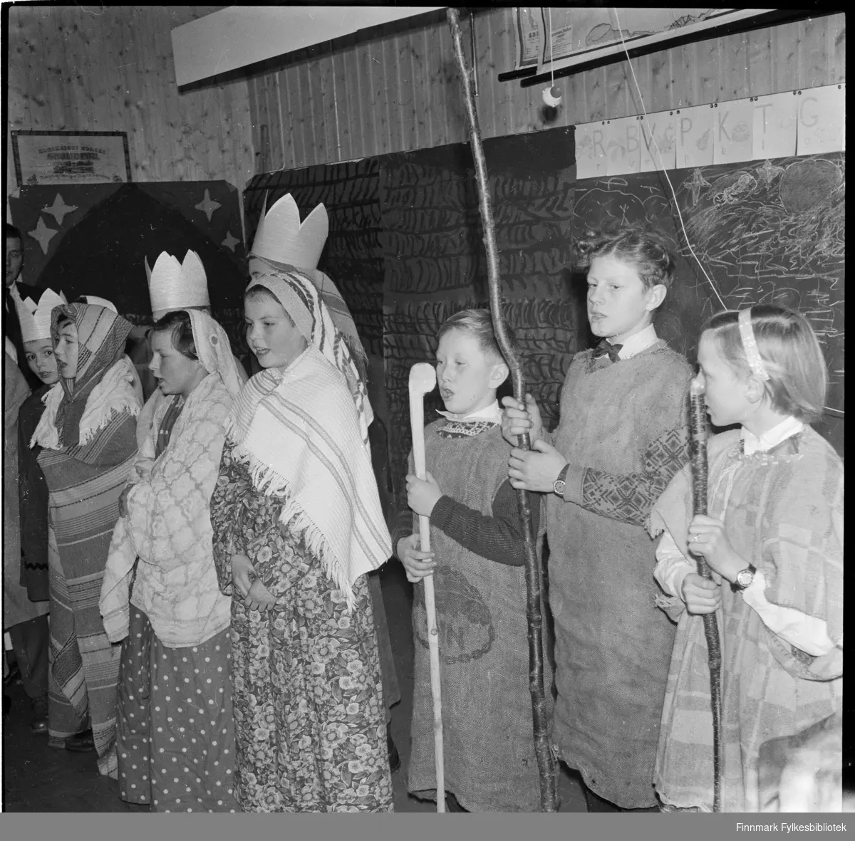 Juleavslutning på Elvenes skole ca. 1960. Fra venstre: Svein Birger ...
